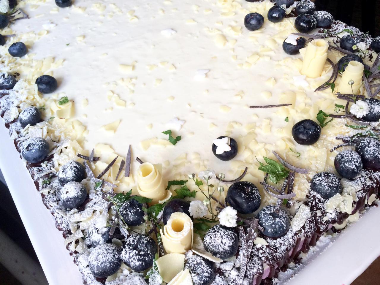 Mustika toorjuustutort leivapõhjal – Tordielamusepood